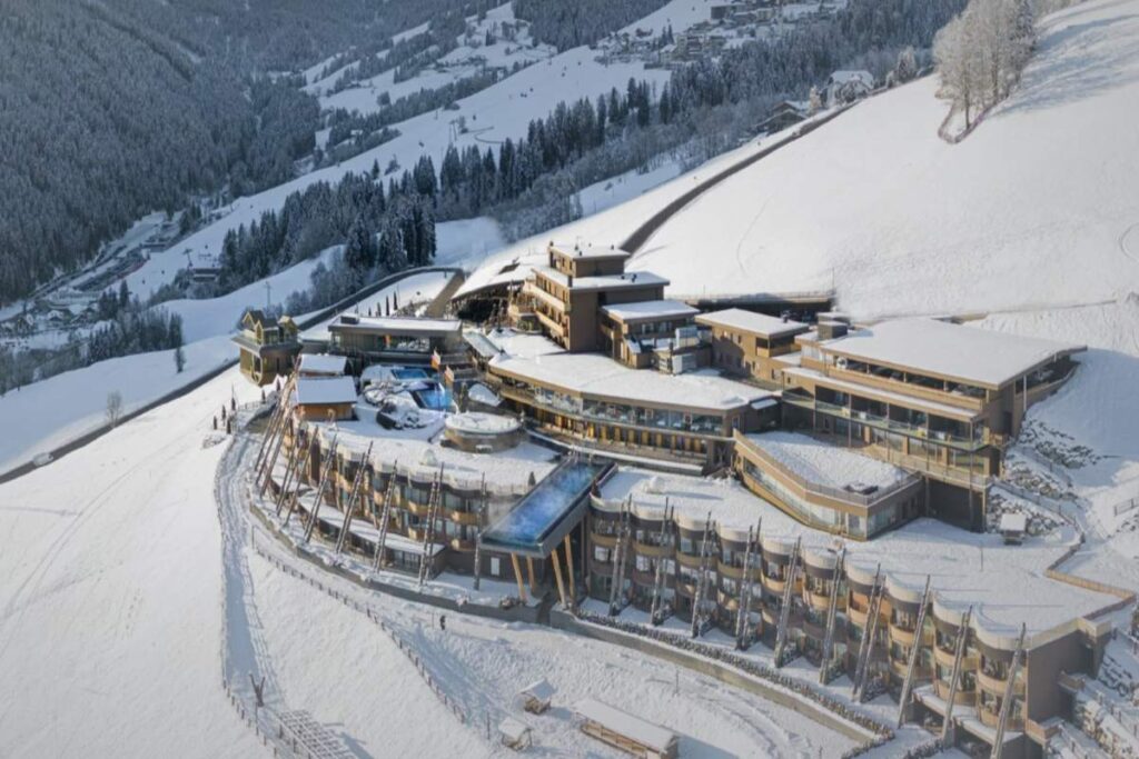 El increíble Hubertus Hotel con la súper Sky Pool | Invertour