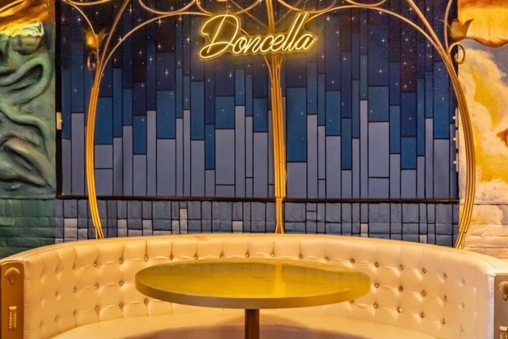 Doncella Café Satélite: un lugar encantador para fans de Disney | Invertour